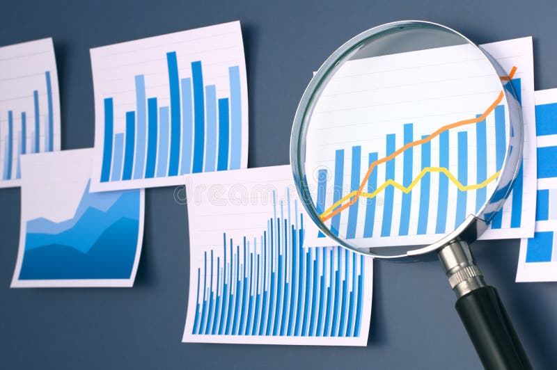 Gegevens Onderzoeken En Analyseren Met Een Vergrootglas Stock ...