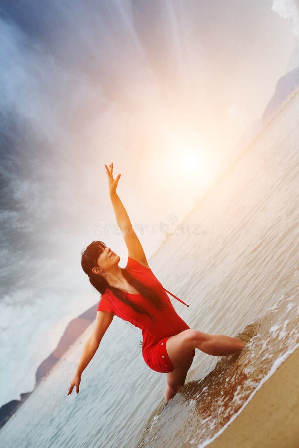 Het Ontspannen Van De Vrouw Op Strand Stock Afbeelding - Image of ...