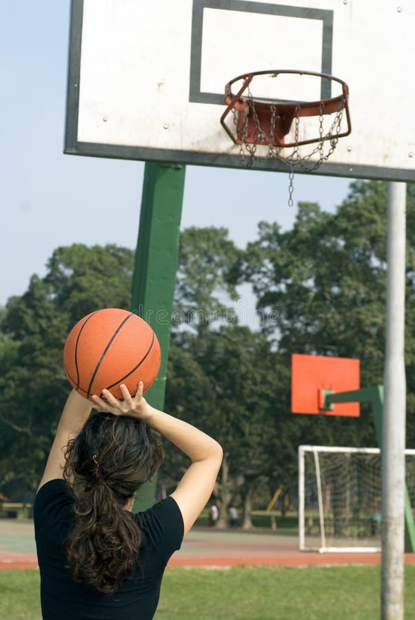 Het Ontspruiten Van De Vrouw Basketbal in Ho Stock Afbeelding - Image ...