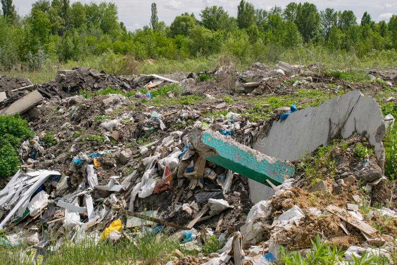 Het Onwettige Huisvuil Dumpen Stock Afbeelding - Image of metaal, troep ...