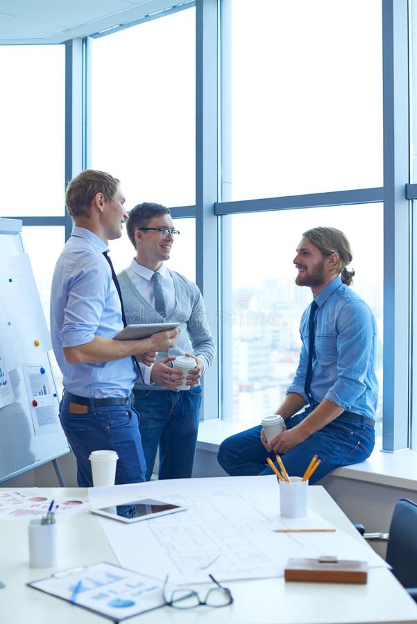 Het Op Elkaar Inwerken in Bureau Stock Afbeelding - Image of idee ...