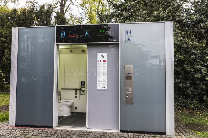 Het Openbare Toilet Van WC in Dusseldorf, Duitsland Redactionele Stock ...