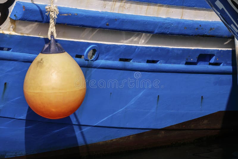 Boei Het Hangen Over De Raad Van Een Visserijschip Stock Afbeelding ...