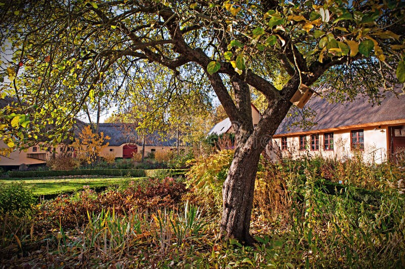 Het oude dorp stock afbeelding. Image of tuin, huizen - 61473365