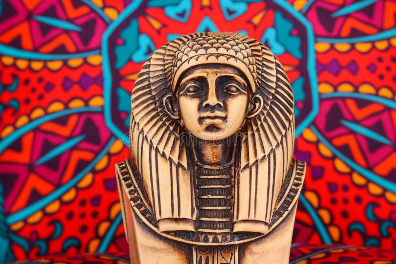 Het Oude Egyptische Standbeeld Van De Farao Stock Afbeelding - Image of ...