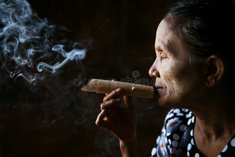 Het Oude Gerimpelde Aziatische Vrouw Roken Stock Foto - Image of ouder ...