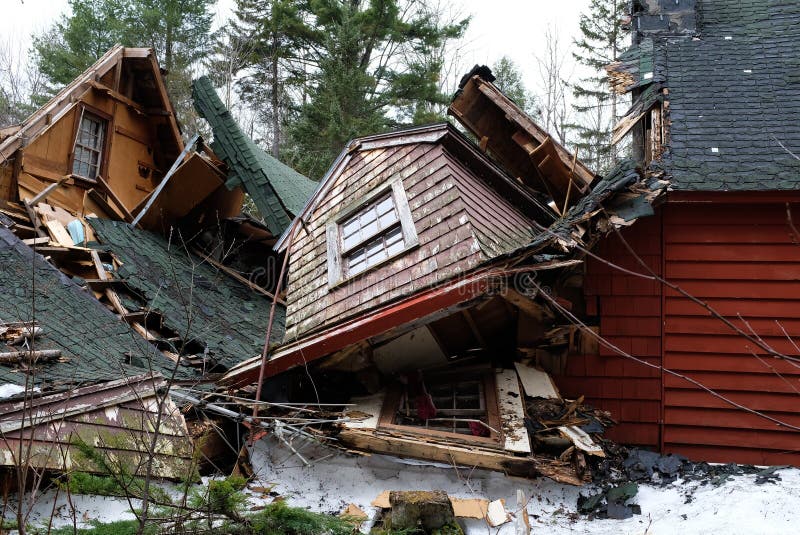 Het oude huis instorten stock foto. Afbeelding bestaande uit reparatie ...