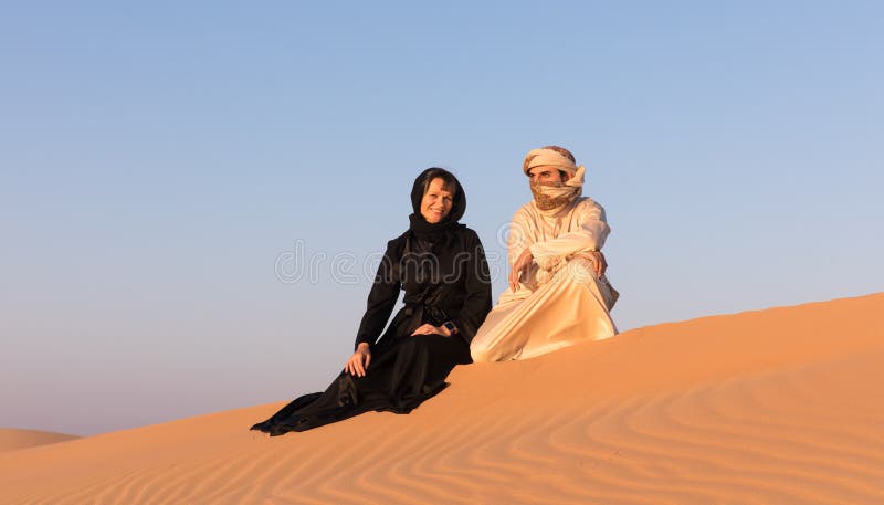 Het Paar Kleedde Zich in Traditionele Arabische Kleding in Woestijn ...