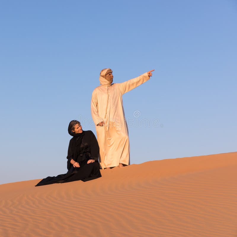 Het Paar Kleedde Zich in Traditionele Arabische Kleding in Woestijn ...