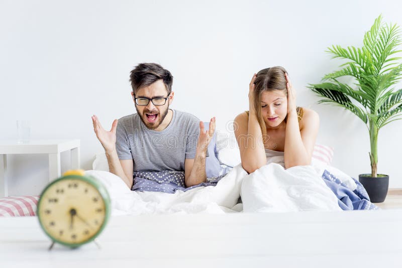 De mens wordt verslapen stock foto. Image of alarm, wakker - 100314756