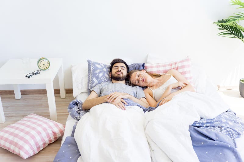 De mens wordt verslapen stock foto. Image of alarm, wakker - 100314756