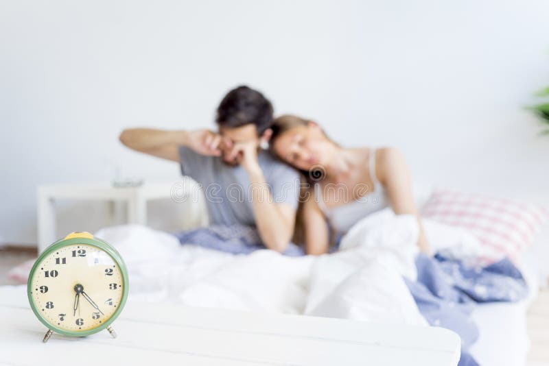 De mens wordt verslapen stock foto. Image of alarm, wakker - 100314756