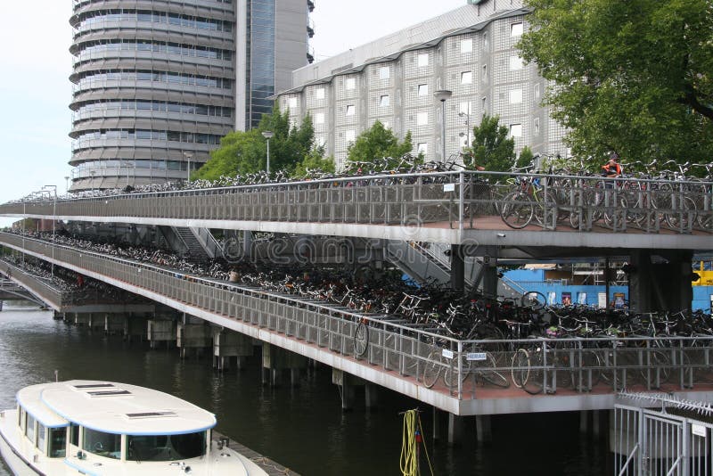 Fietsenstalling Amsterdam redactionele stock foto. Image of fietsen ...