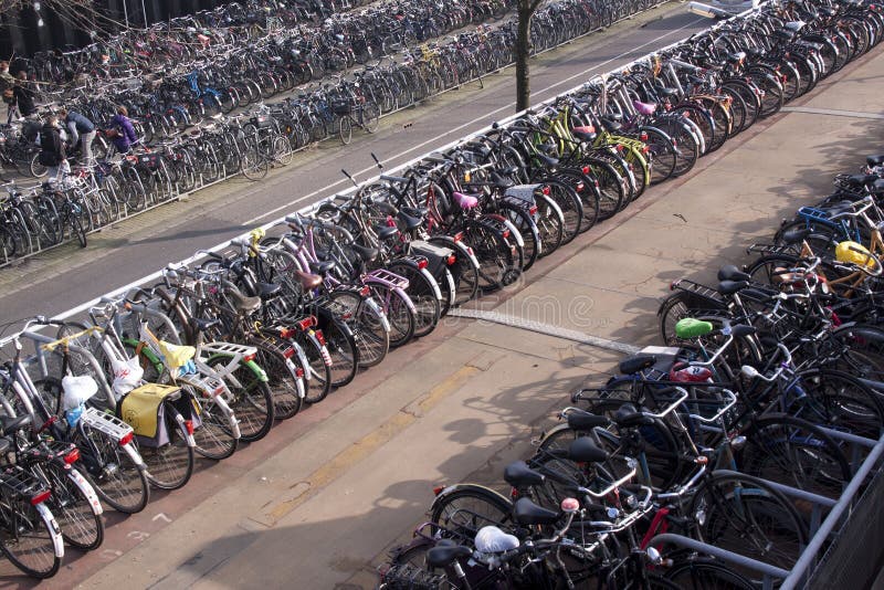 Het Parkeren Van De Fiets in Amsterdam Redactionele Stock Afbeelding ...