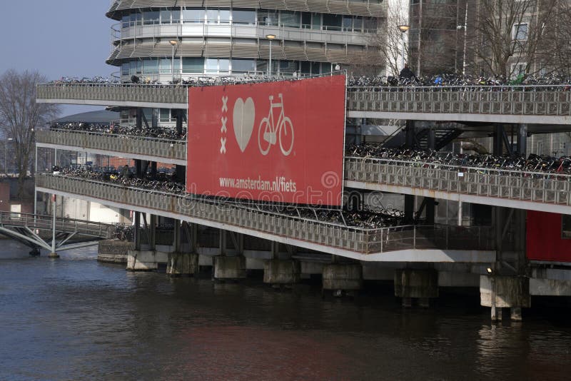 Fietsenstalling in Amsterdam Redactionele Afbeelding - Image of ...