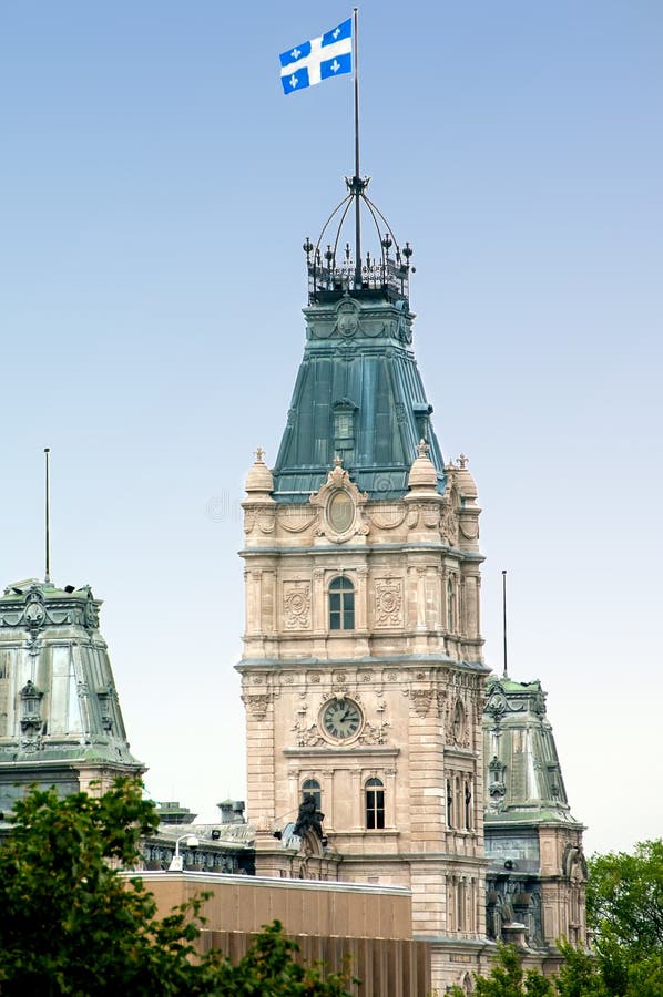Het parlement van Quebec stock afbeelding. Image of vlag - 11103541