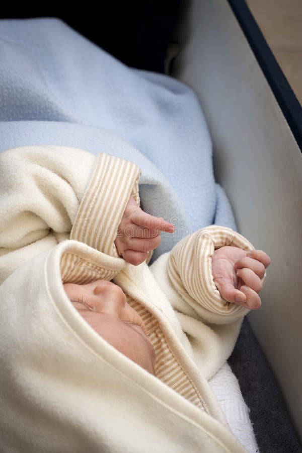 Het pasgeboren baby rusten stock afbeelding. Image of slaap - 23403471