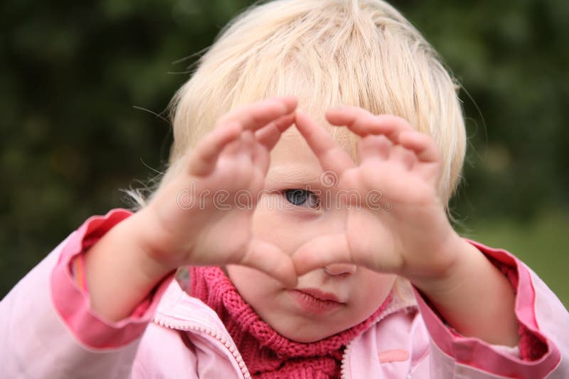 Het piepen van het meisje stock foto. Image of gezicht - 3360884