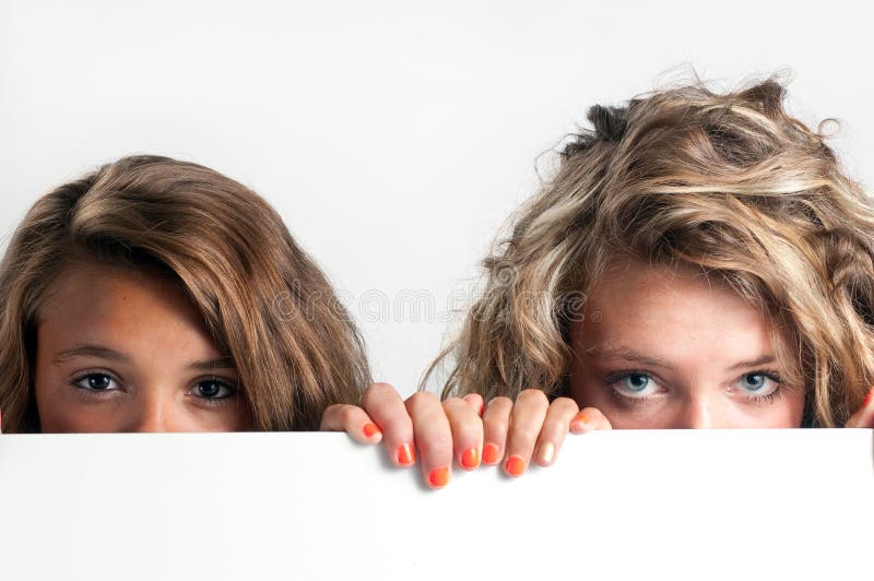 Het Piepen van meisjes stock foto. Image of peering, verbergen - 20693228