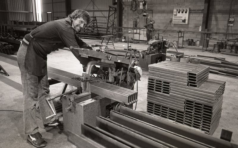 Het plaatsen van de zaag redactionele stock foto. Image of fabriek ...