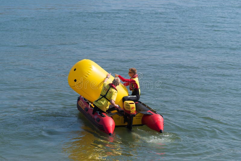 Gele Boei Op Het Water Van De Rivier Nieuwe Maas in Het Centrum Van ...