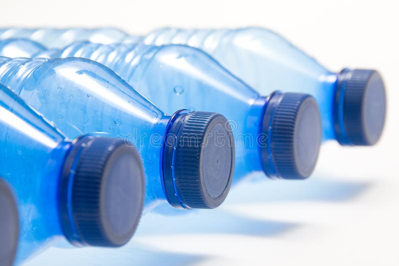 Het plastiek van flessen stock foto. Image of water, blauw - 22867504