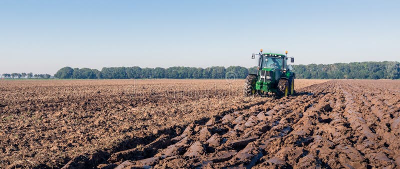 Het Ploegen Van De Kleigrond Na Het Oogsten Stock Foto - Image of zwaar ...