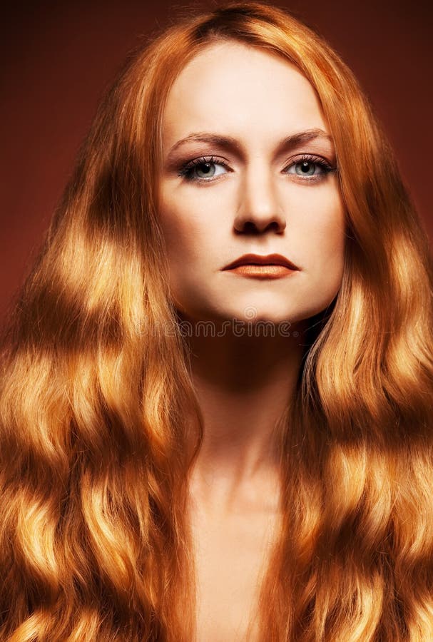 Het Portret Jonge Vrouw Van De Manier Met Rood Haar Stock Foto - Image ...