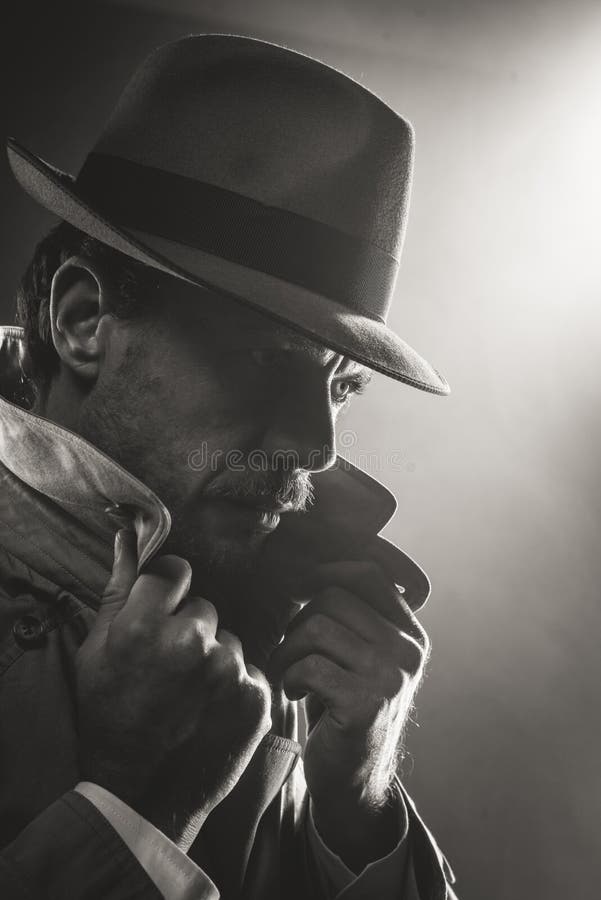 Film Noir: Detective in Dark Met Een Kanon Stock Foto - Image of fedora ...
