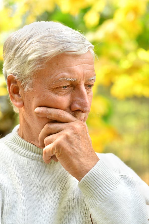 Nadenkend, Lost Het Probleem Om De Juiste Oplossing Op Te Zoeken Stock ...