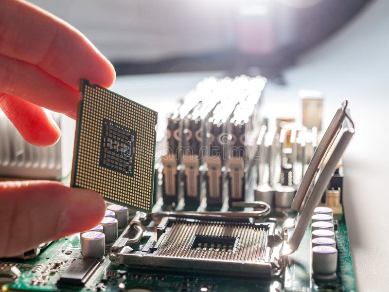 Het Proces Om De Cpu Op De Processorsocket Aan Te Sluiten Op Een Modern ...