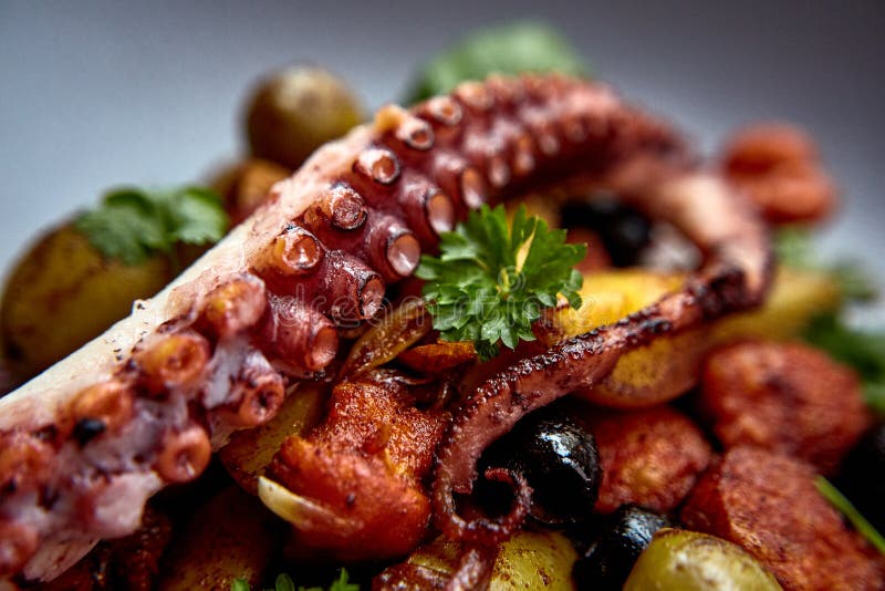 Het Proces Om De Heerlijke Geroosterde Octopus Te Eten Stock Afbeelding ...