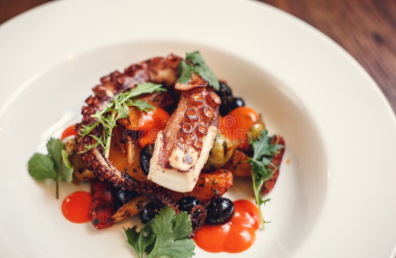 Het Proces Om De Heerlijke Geroosterde Octopus Te Eten Stock Afbeelding ...