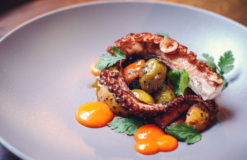 Het Proces Om De Heerlijke Geroosterde Octopus Te Eten Stock Afbeelding ...