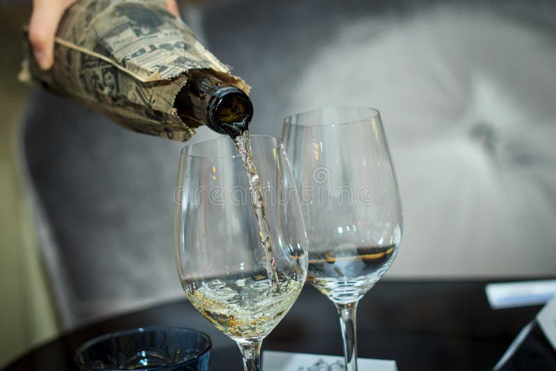 Het Proces Om Witte Wijn Te Gieten Het Blinde Proeven Stock Afbeelding ...