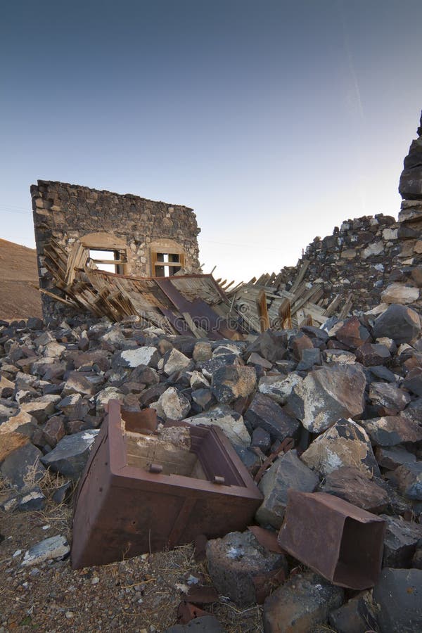 Het Puin van de bank stock foto. Image of spook, deuren - 23175156