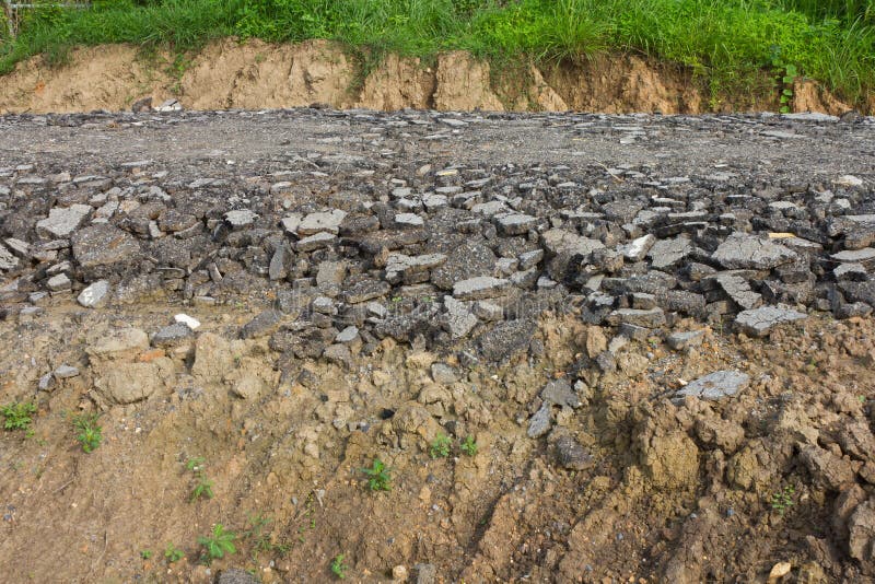 Het Puin Van Het Asfalt Op De Grond Waar Het Gras. Stock Afbeelding ...