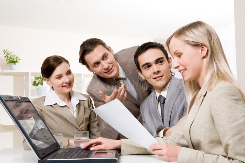 Het raadplegen stock foto. Image of laptop, wijfje, collectief - 9136354