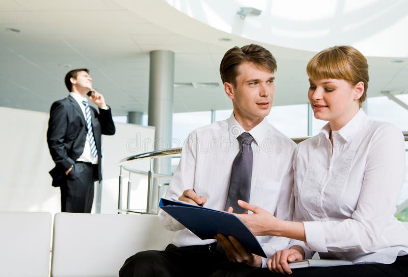 Jonge Mannelijke Arts in Het Raadplegen Van Ruimte Stock Foto - Image ...