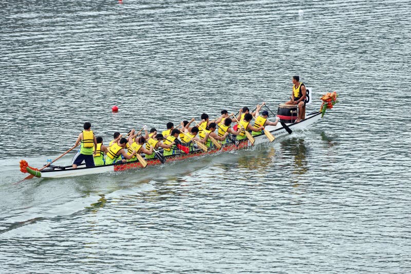 Het Ras Van De Boot Van De Draak Redactionele Fotografie - Image of ...