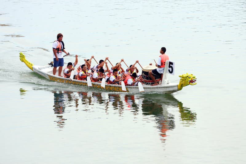 Drakenbootrace redactionele foto. Image of team, mannetje - 9574621