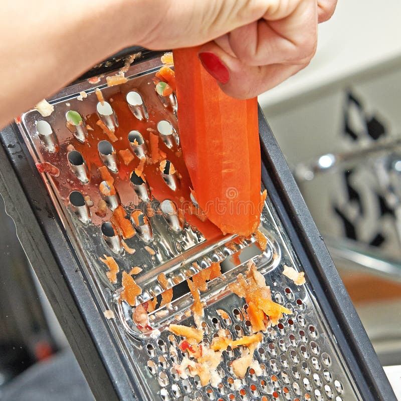 Het raspen van een wortel stock afbeelding. Image of voeding - 36912803