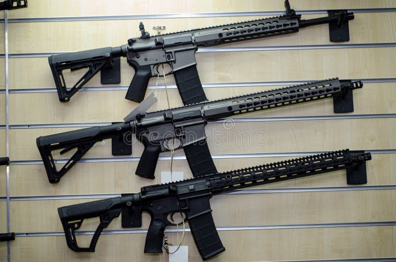 Het Rek Van De Kanonmuur Met Geweren En Pistool Stock Foto - Image of ...