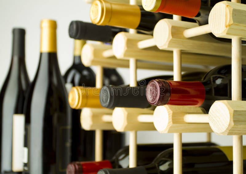 Wijnrek stock afbeelding. Image of horizontaal, alcohol - 14867043