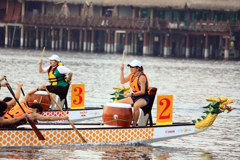 Het Rennen Van De Boot Van De Draak Redactionele Foto - Image of draak ...
