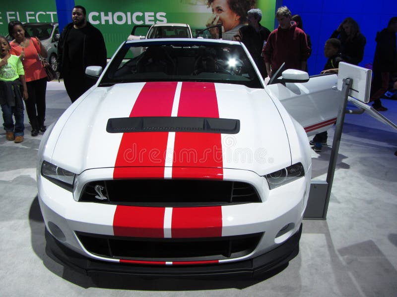 Het Rennen Van Streep Ford Mustang Redactionele Fotografie - Image of ...