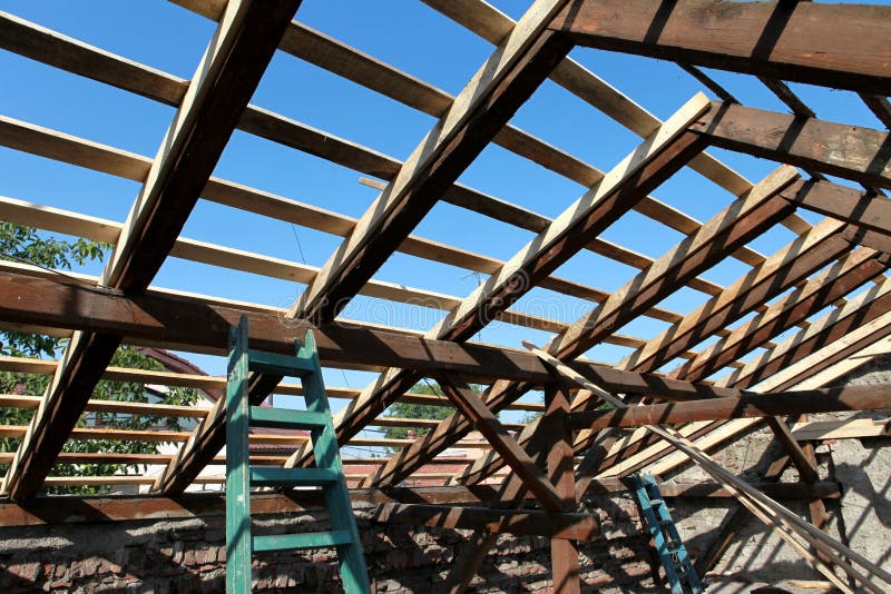 Het renoveren van het dak stock foto. Image of wijnoogst - 20975076