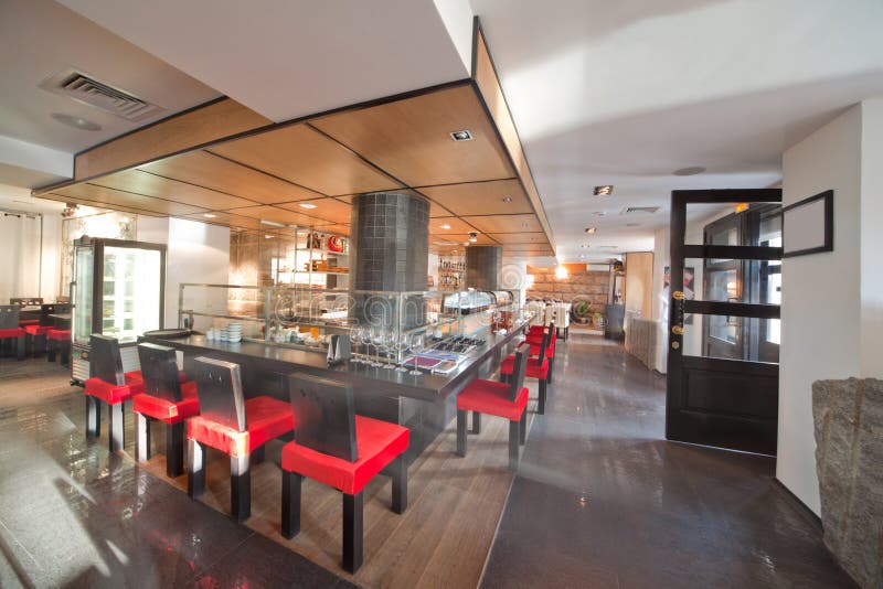 Het Restaurant Van Sushi Met Rode Stoelen Stock Foto - Image of niemand ...
