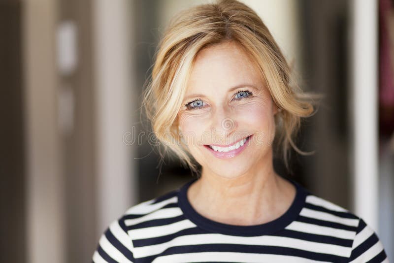 Afsluitend Portret Van Een Blonde Volwassen Vrouw Van 35-45 Jaar Oud ...