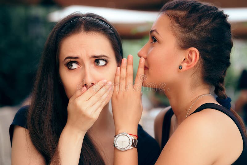 Het Roddelen Meisje Het Vertellen Geheimen Aan Haar Verraste Vriend ... Het Roddelen Meisje Het Vertellen Geheimen Aan Haar Verraste Vriend ...
